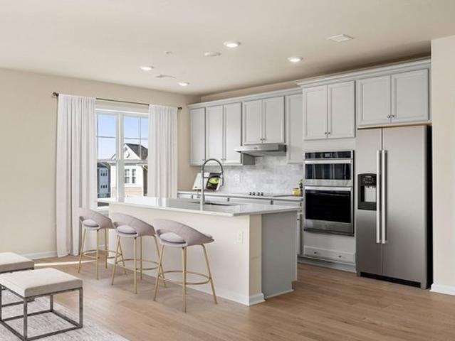 2 Stratton Dr Unit 104, Woburn, MA 01801