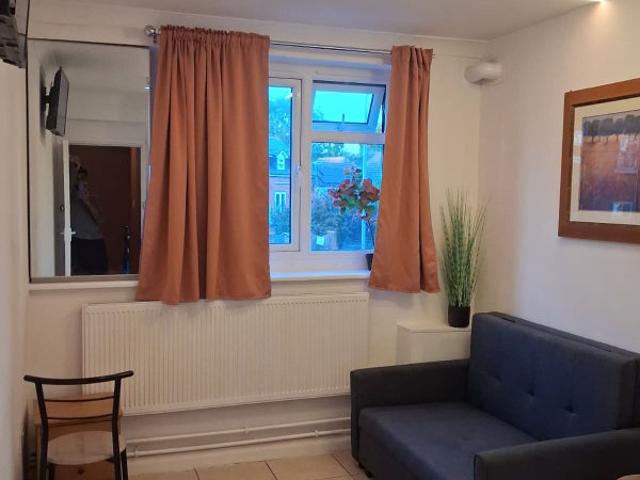2 Studios 18 Mi Train to london, all inclusive