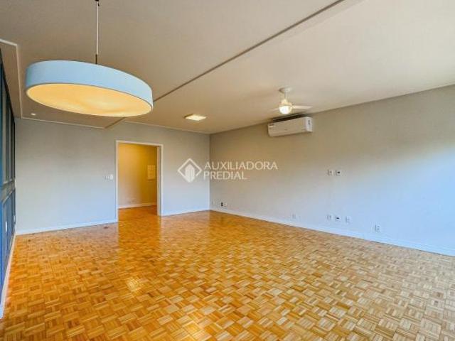 2 suítes, living 3 ambientes, elevador, 2 vagas, totalmente reformado