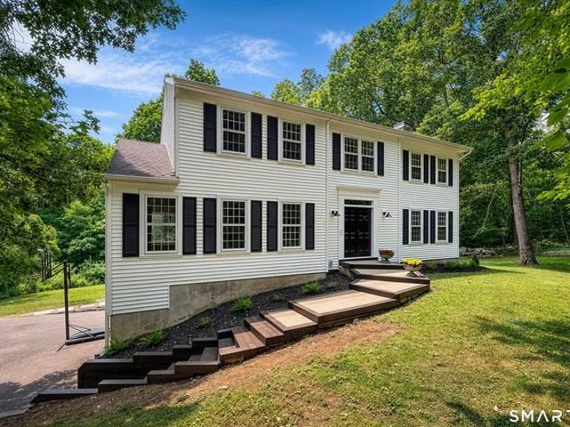 2 Sutherland Dr, Newtown, CT 06482