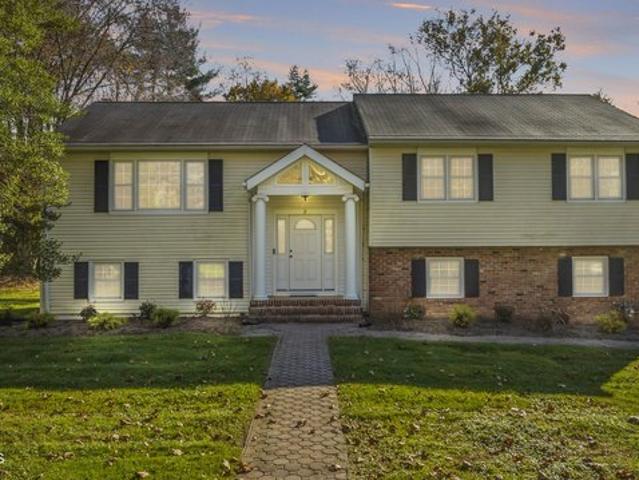 2 Sweet Briar Ln, Holmdel, NJ 07733