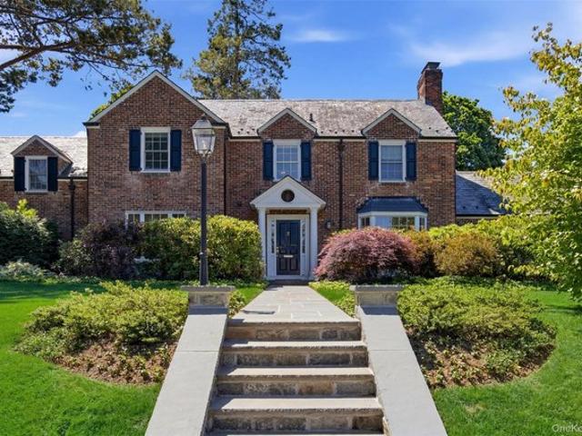 2 Saint Marks Pl, Cold Spring Harbor, NY 11724
