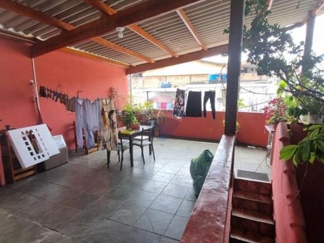2 salões comerciais + casa com 3 dormitórios e duas vagas em terreno de 237 m2