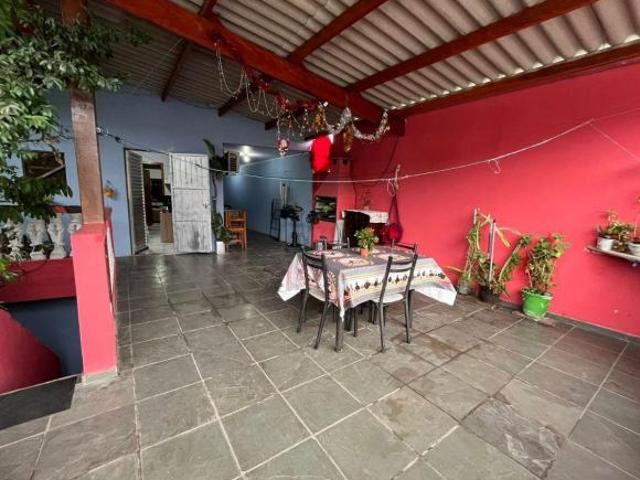 2 salões comerciais + casa com 3 dormitórios e duas vagas em terreno de 237 m2