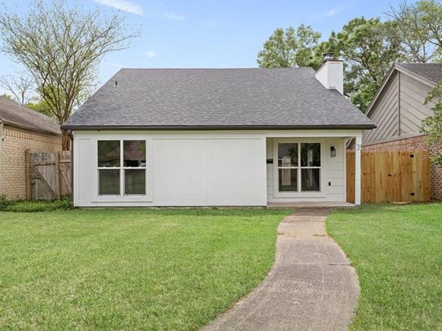 2 Sandelwood Trl, Beaumont, TX 77706