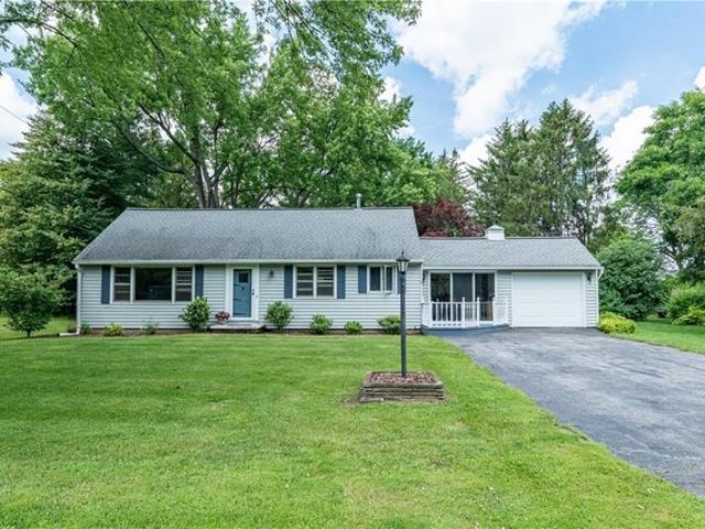 2 Sanhurst Dr, Scottsville, NY 14546