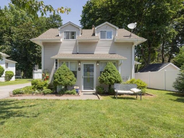 2 School House Ln, Central Valley, NY 10917