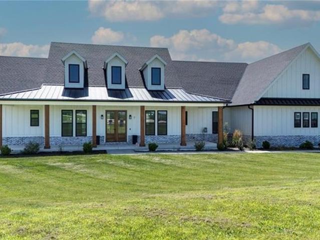 2 SE Woodview Rd, Saint Joseph, MO 64507