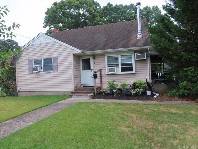 2 Seminole Dr, Bay Shore, NY 11706