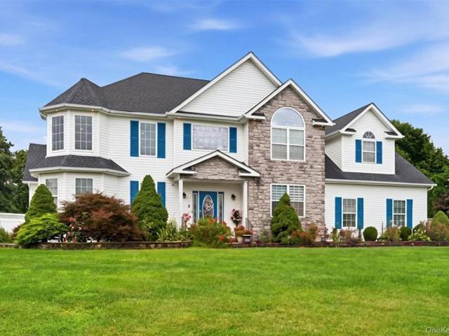 2 Sherwood Dr, Shoreham, NY 11786