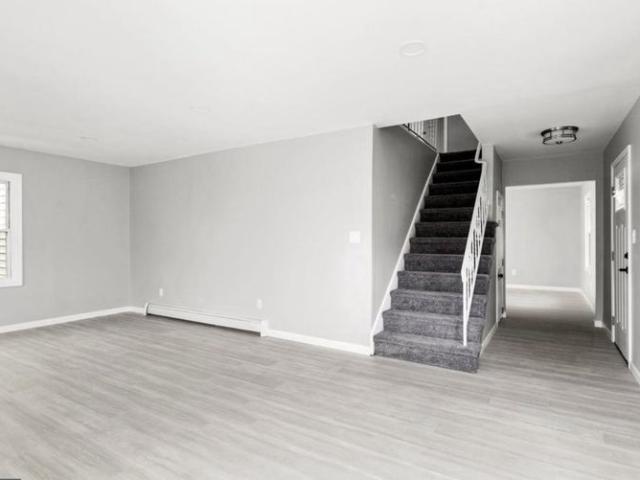 2 Spacious rooms for rent in a luxurious house!