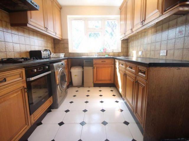 2 Tachbrook Road Uxbridge UB8 2QS 4 bed semi detached house to rent £2,350 pcm £542 pw