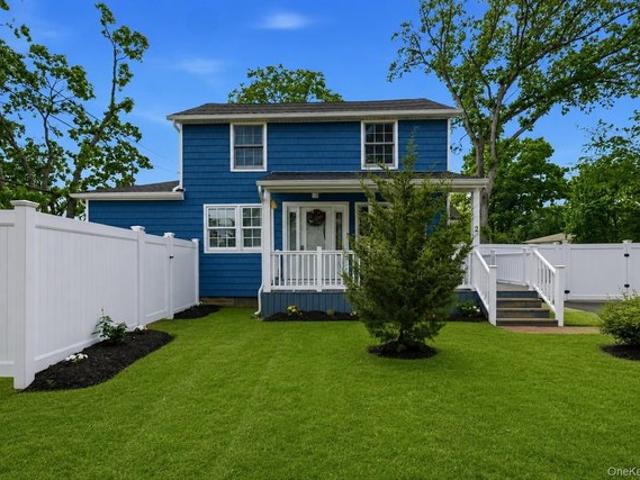 2 Taft Ave, Islip, NY 11751