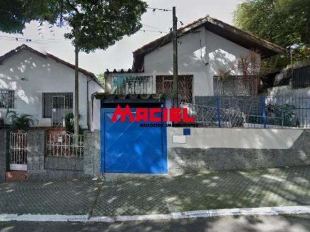 2 terrenos com casas construídas
