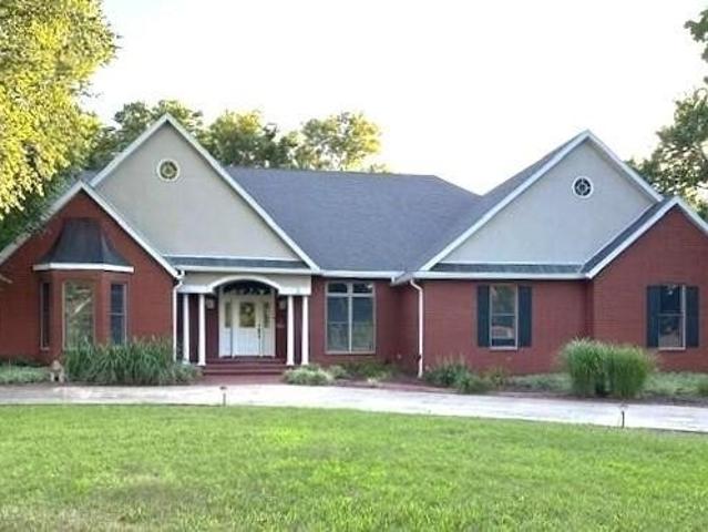 2 Timbercreek Rd, Girard, KS 66743