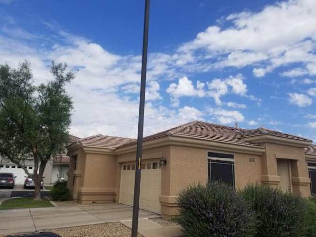 2 unfurnished rooms available for 1