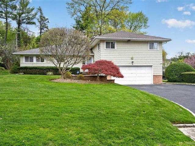2 Vanad Dr, East Hills, NY 11576
