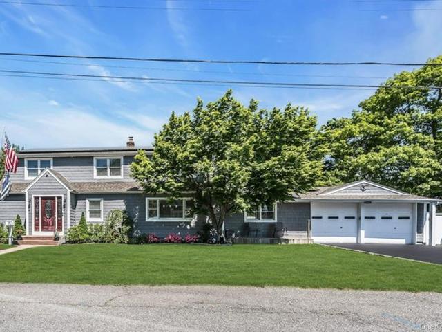 2 Vermont St, Lindenhurst, NY 11757