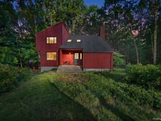 2 Victor Ln, Carmel, NY 10512