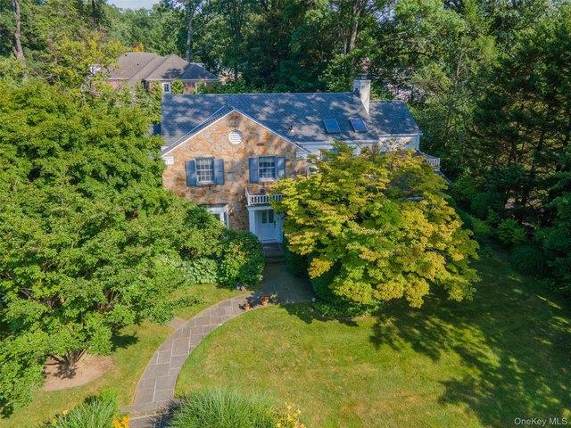 2 W Woods Rd, Great Neck, NY 11020