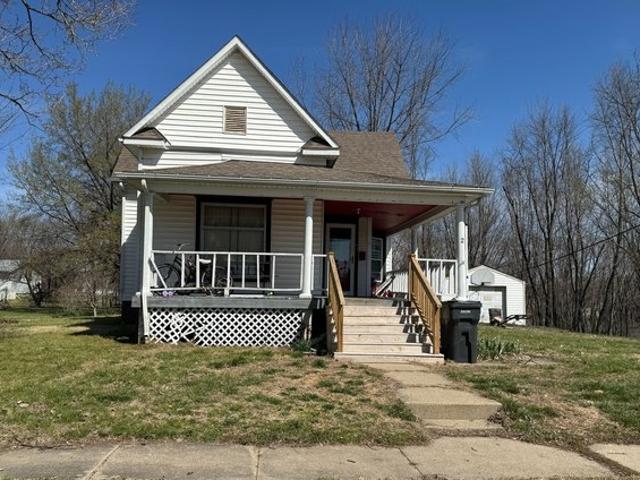 2 W Vine St, Villa Grove, IL 61956