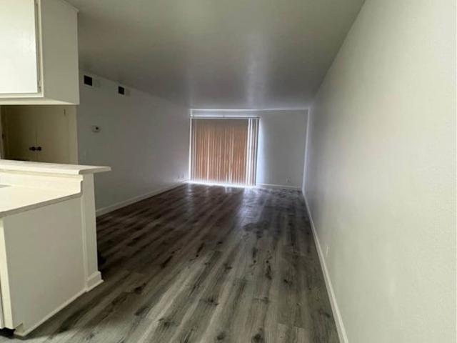 2 WEEKS FREE_ 1 bed 1 bath w parking