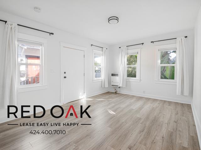 ~2 Weeks FREE~ Charming One Bedroom Bungalow with Hardwood Style Floors, On Site Laundry, and Available Parking ~ In Prime Los Angeles! *Move In Special