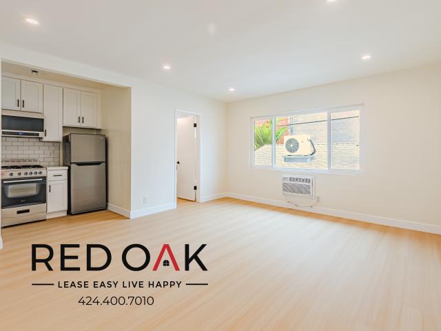~1 Month FREE~ Fabulous Top Floor One Bedroom with Contemporary Fixtures and On Site Laundry ~ In Prime Hollywood! *Move in Special