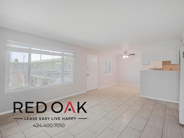 ~2 Weeks FREE~ Stylish One Bedroom with Beautiful Tile Floors, Swimming Pool, and On Site Laundry ~ In Prime Long Beach! *MOVE IN SPECIAL