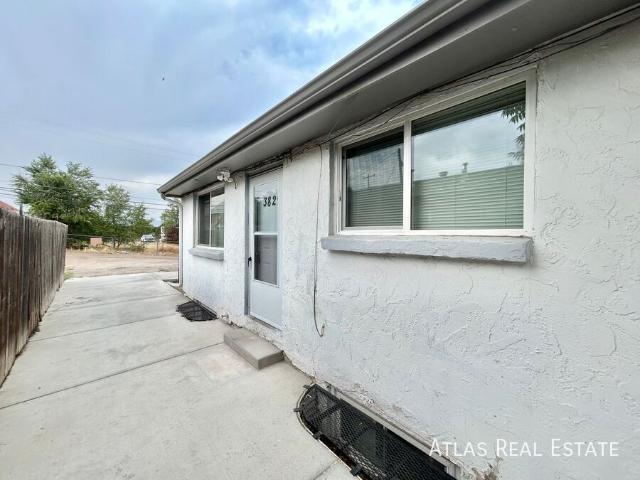 One Month Free* Recently Renovated 2 Bed 1 Bath Unit Near Food and Shopping!