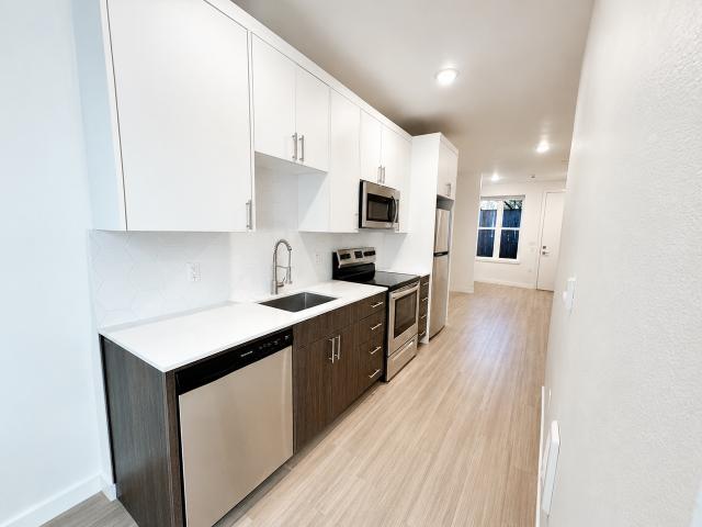 2 WEEKS FREE RENT! Move Studio Apartment for Rent at 1535 N Alberta St, Portland, OR 97217 Overlook