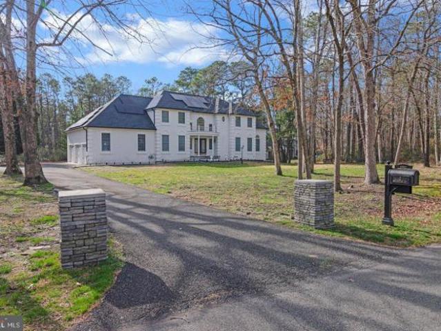 2 Wellington Ct, Medford, NJ 08055