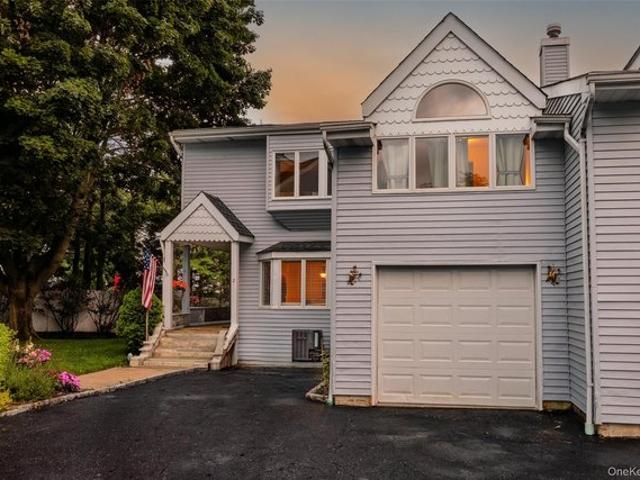 2 Windsor Ct, Amityville, NY 11701