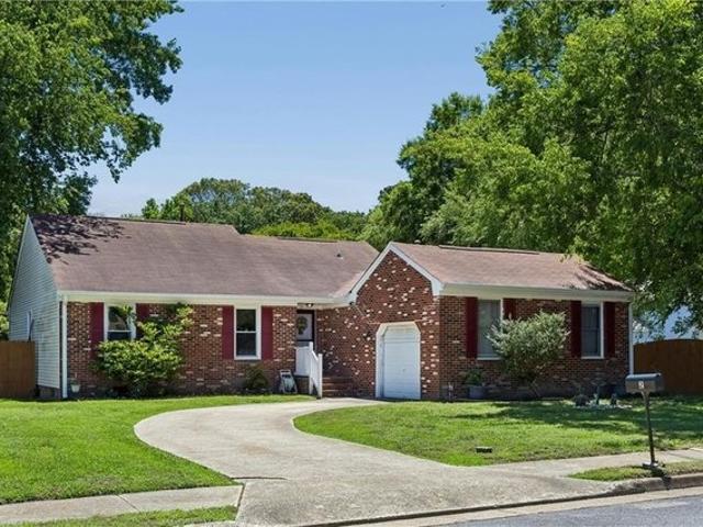 2 Wooded Hill Dr, Hampton, VA 23669
