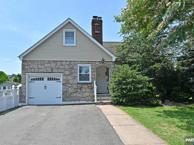 2 Youngs Pl, Saddle Brook, NJ 07663