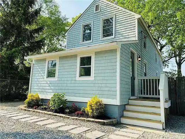 $2,050 2 Bedroom 1.5 Bathroom House In Warwick With Great Am.