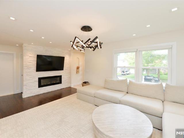 2 06 37th Street