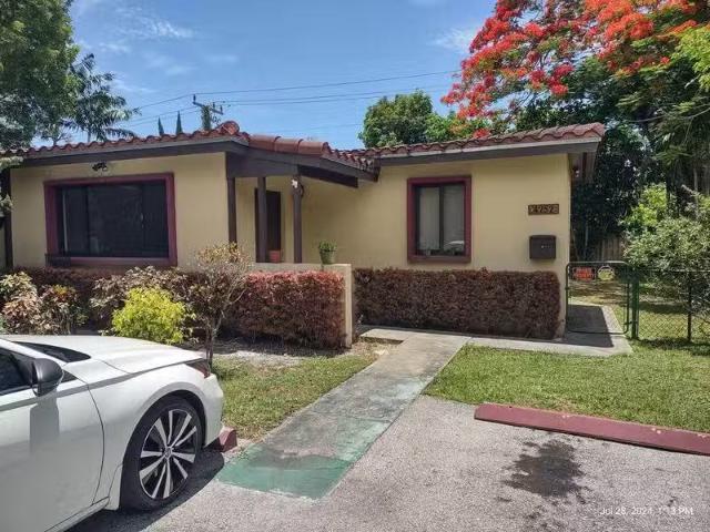 $2,000 1 Bedroom 1 Bathroom Duplex with Yard 4250 Sw 9th Te.
