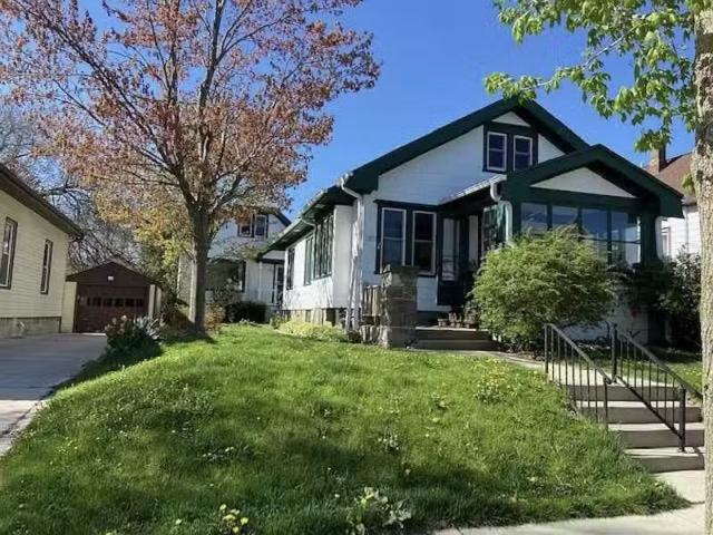 $2,000 2 Bedroom 1 Bathroom House In Milwaukee With Great Am.
