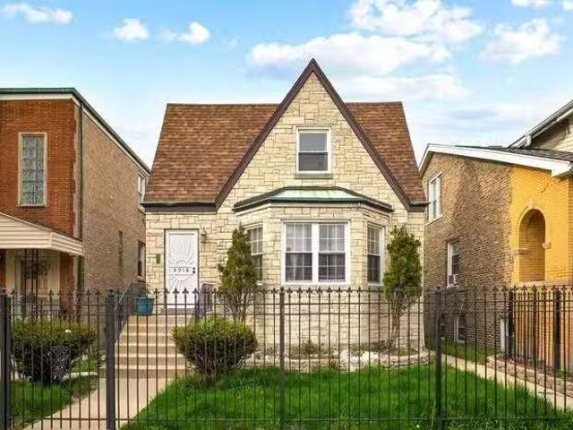 $2,000 3 Bedroom 1 Bathroom House In Sought after Belmont Cr.