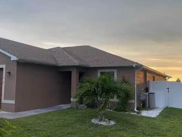 $2,000 3 Bedroom 2 Bathroom Multifamily In Cape Coral With G.