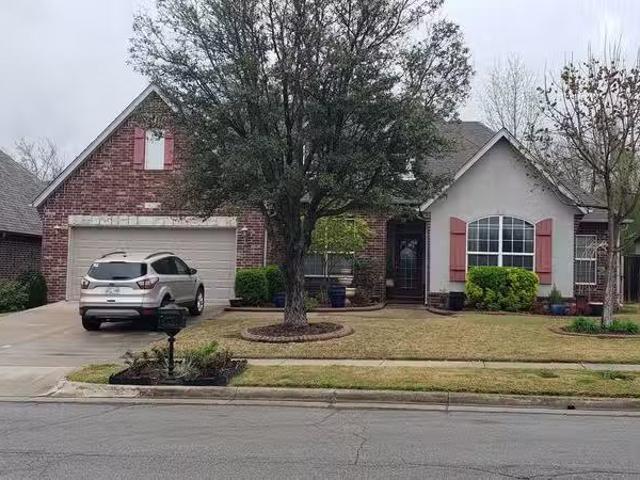 $2,150 3 Bedroom 2 Bathroom House In Bixby With Great Amenit.
