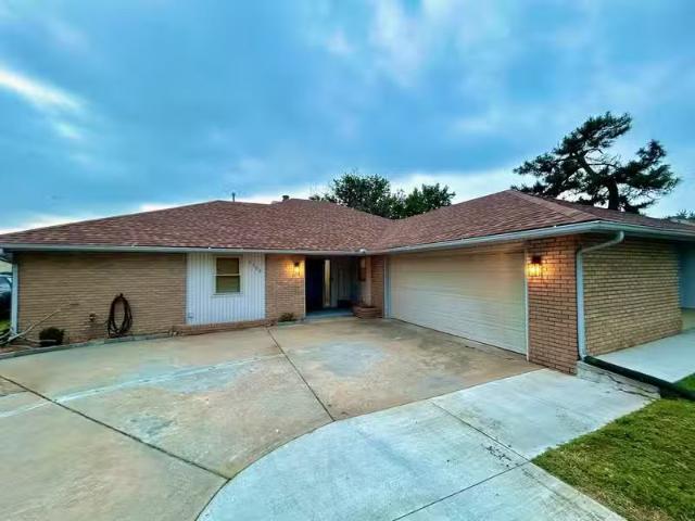 $2,100 4 Bedroom 2 Bathroom House In Enid 2505 Franklin Dr.