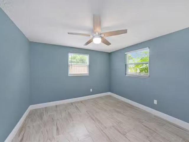 $2,200 4 Bedroom 2 Bathroom House In Holiday With Great Amen.