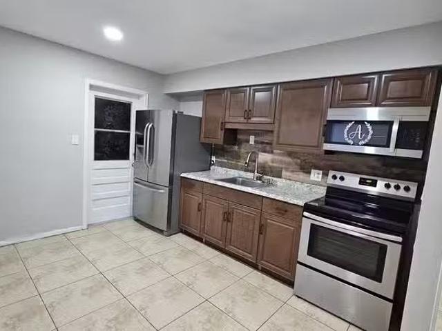$2,200 2 Bedroom 1 Bathroom Duplex In Bradenton With Great A.
