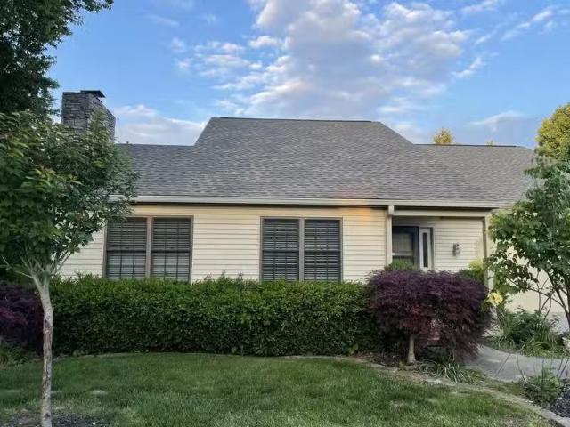 $2,200 3 Bedroom 2 Bathroom Condo In Great Neighborhood 220.