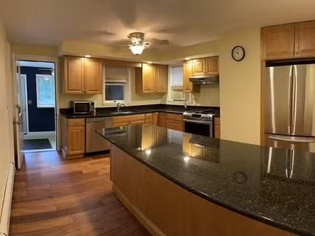 $2,200 Charming 3 Bedroom 2 Bathroom Duplex In Delmar With G.