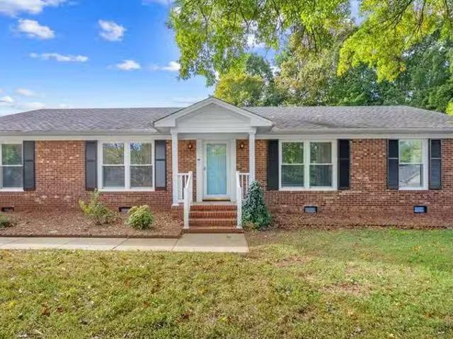 $2,200 Spacious and Updated 4 Bedroom 2 Bathroom House In Gr.