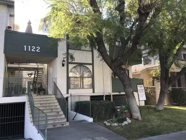 $2,350 2 Bedroom 1 Bath Apt In Glendale With Great Amenities.
