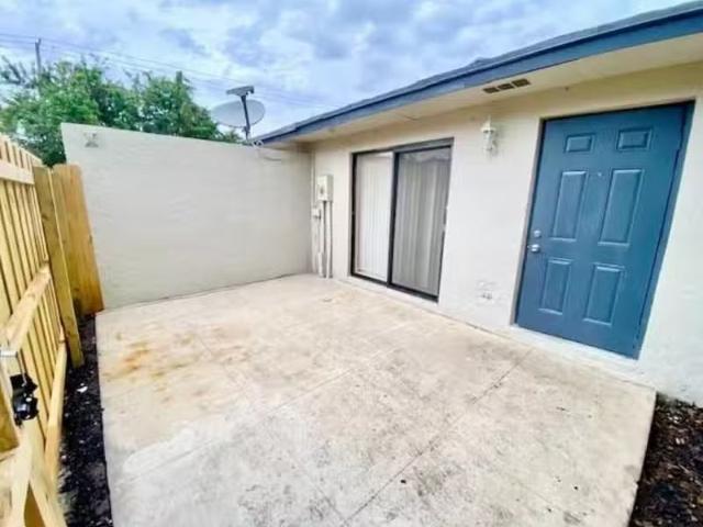 $2,450 3 Bedroom 2 Bathroom Townhouse In Lake Worth With Gre.